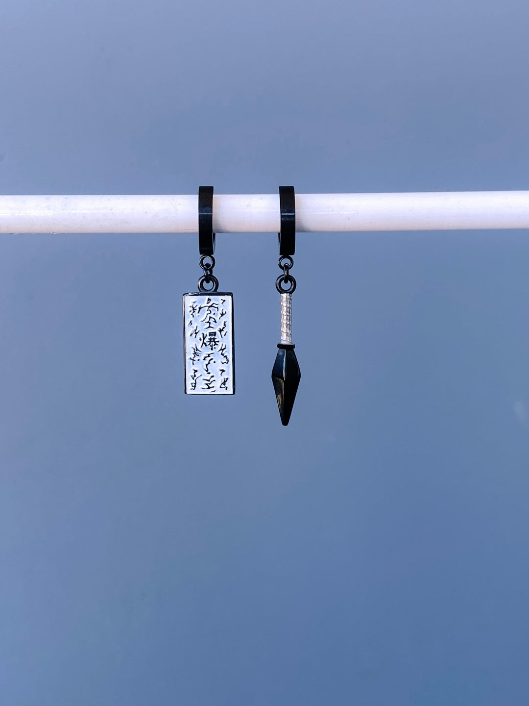 Naruto™ Paper Bomb Kunai Earrings Mister SFC $ 59.99